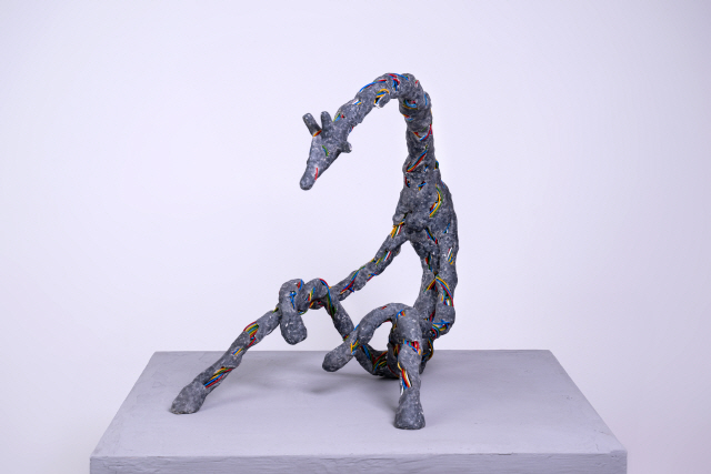 전선에 얽힌 관계… 꼬일대로 꼬인 기린