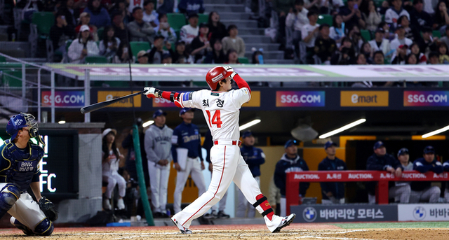 최정, KBO리그 첫 500홈런 폭발…SSG는 짜릿한 뒤집기로 3연승