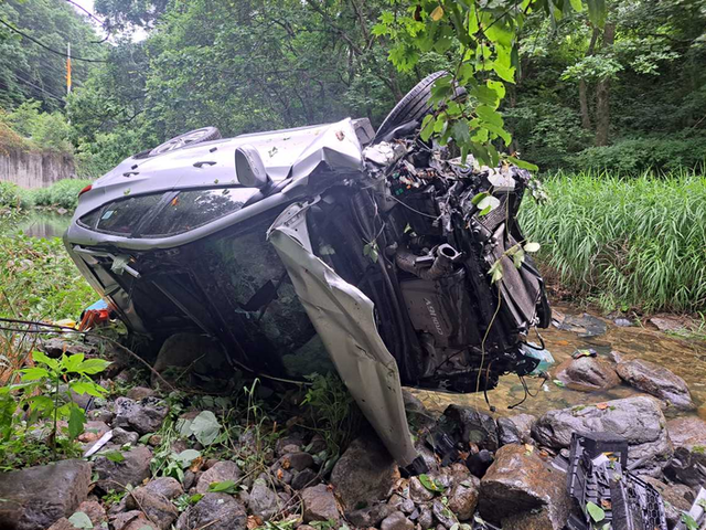 인제서 SUV 5m 아래 하천으로 추락…춘천 230곳 정전되기도