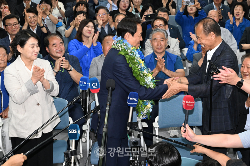 [속보] 우상호 강원도지사 당선… “강원도의 획기적인 발전 이끌 것”