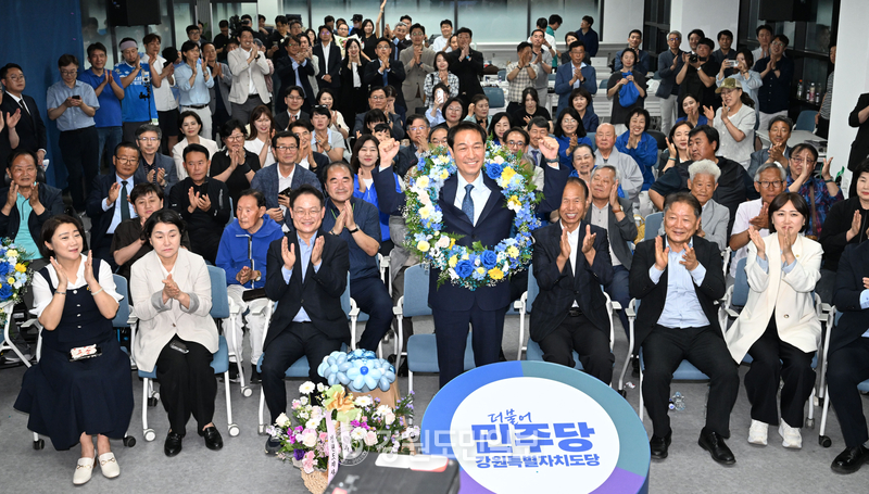 [현장컷] 우상호 강원도지사 당선 축하